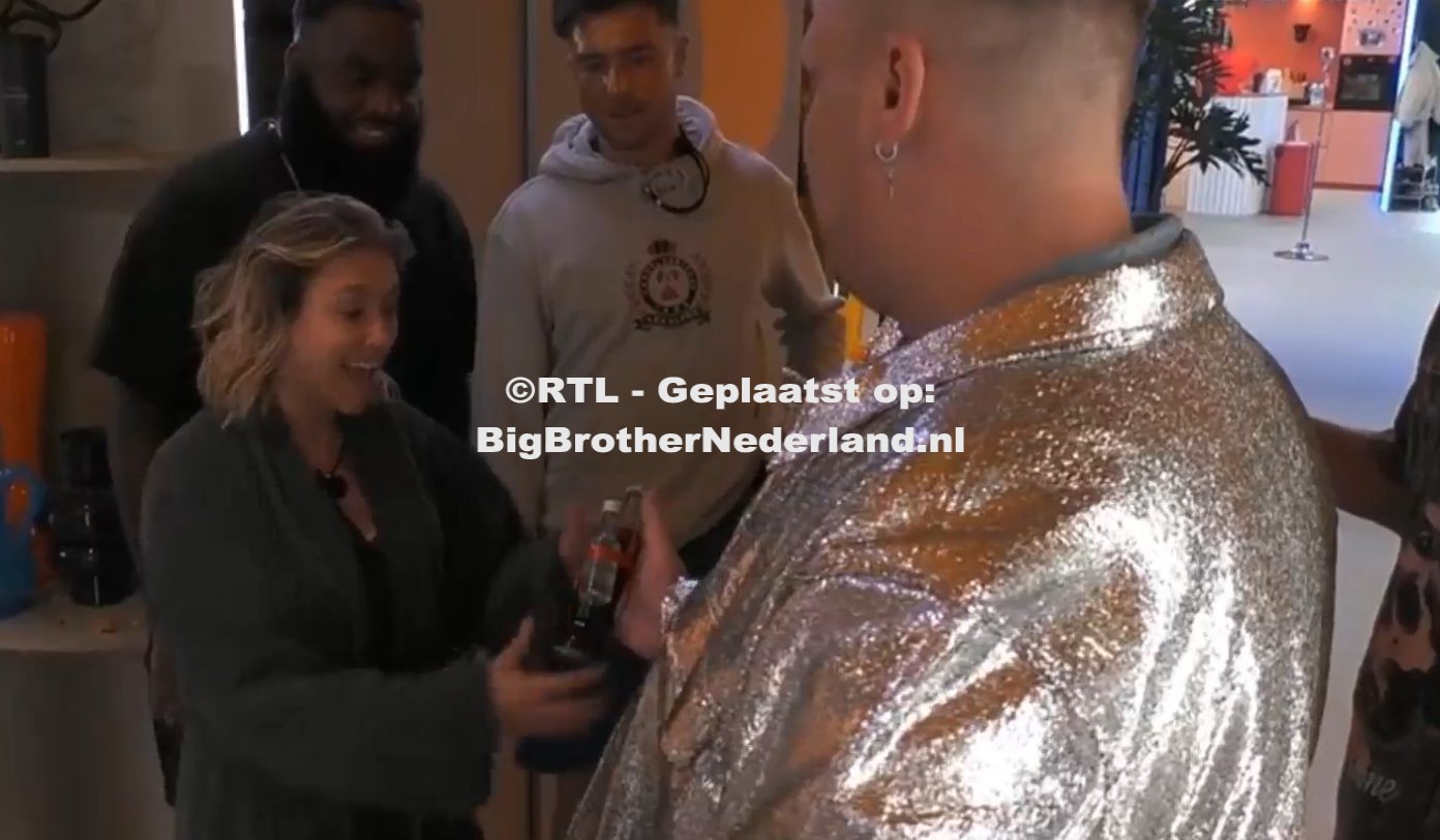 Jimmy mag nog een keer naar de Big Brother shop en koopt daar drank ...