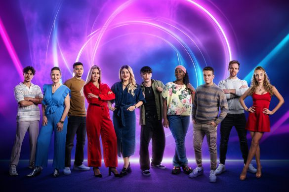 Drie nieuwe bewoners David, Jane en David arriveren in het Big Brother ...