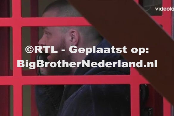 Jordy, Mattheüs, Keanu, Jane en Jolien bespreken een strategisch plan na de nieuwe team indeling ...