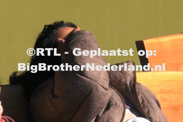 Jordy, Mattheüs, Keanu, Jane en Jolien bespreken een strategisch plan na de nieuwe team indeling ...