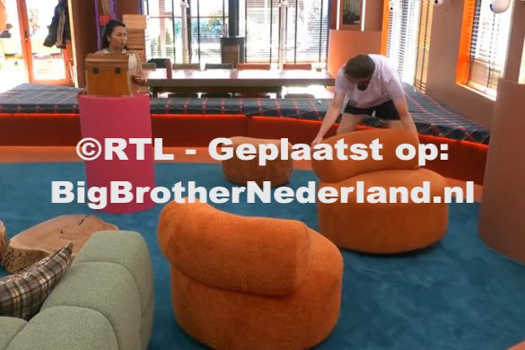 Jordy, Mattheüs, Keanu, Jane en Jolien bespreken een strategisch plan na de nieuwe team indeling ...