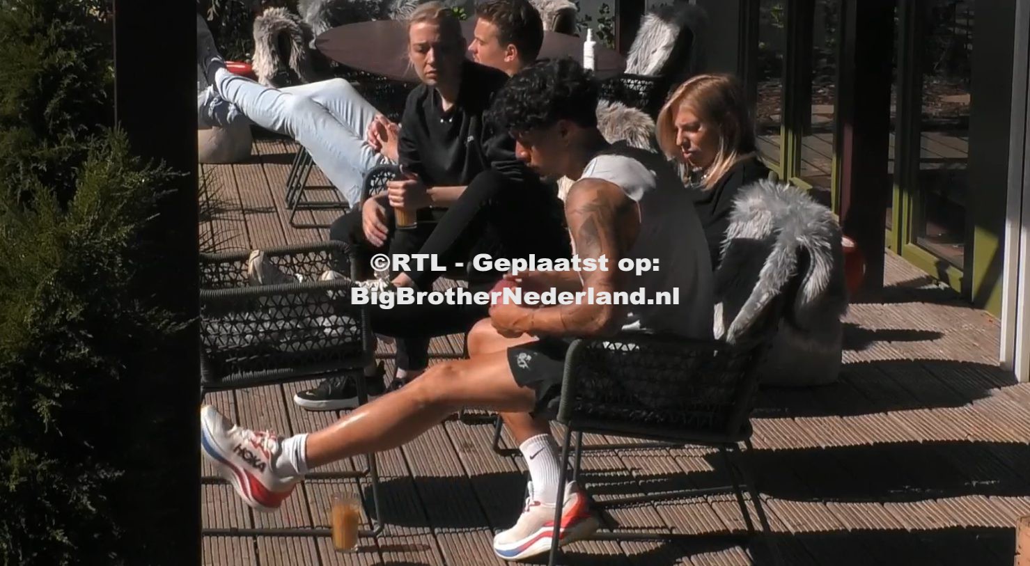 Sharice wint een domino challenge en daarmee 15.000 euro, ook de rest op Jordy na wint geld ...